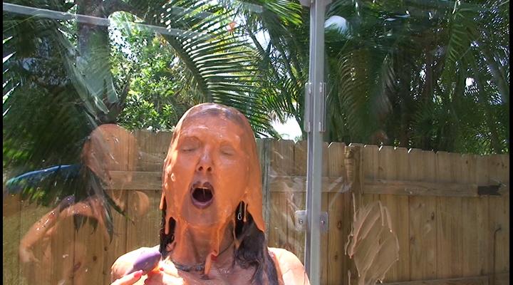 Gunge Tank: Desi gets gunged Gallery